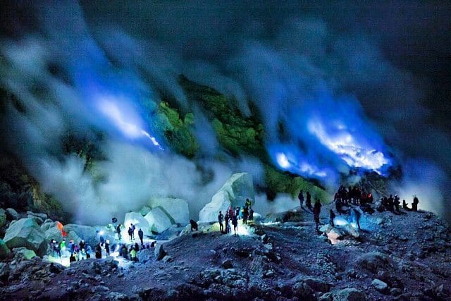 Gunung Ijen di Antara Api dan Penambang