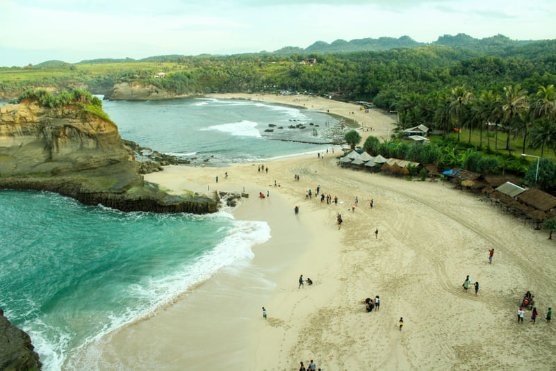 Mengintip Keindahan Tersembunyi di Pantai Klayar