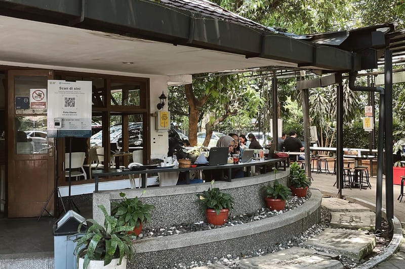 Cafe Outdoor Cantik di Bandung yang Bikin Betah Nongkrong