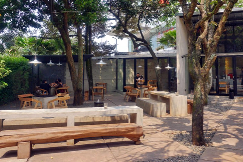 Cafe Outdoor Cantik di Bandung yang Bikin Betah Nongkrong