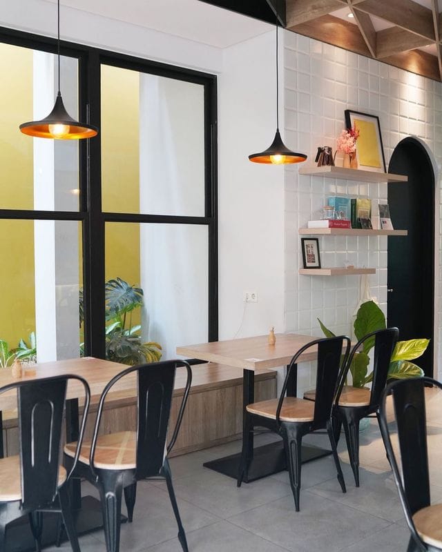 Kunjungi Cafe Jakarta Ini, Suasananya Beda Banget!