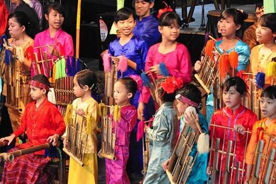Nikmati kesenian asli Sunda di Saung Angklung Udjo