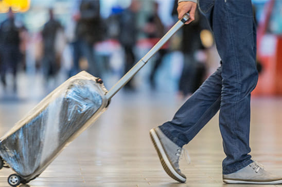 Apa sebenarnya fungsi wrapping koper di bandara?