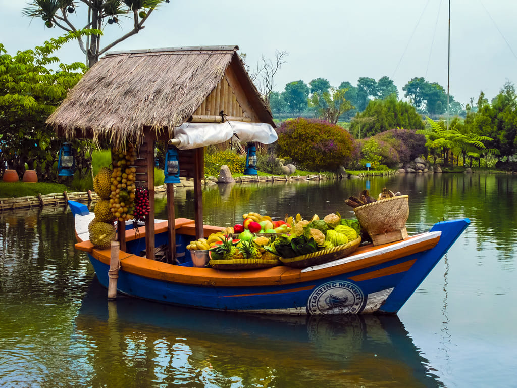 Floating Market Bandung, Tempat Wisata Keluarga yang Cocok untuk ...