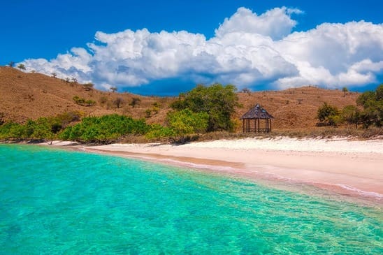 10 Destinasi Wisata di Indonesia yang Wajib Dikunjungi Traveler Sejati!